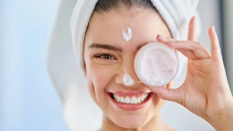 Këshilla për një lëkurë të shëndetshme edhe gjatë stinës së dimrit ...